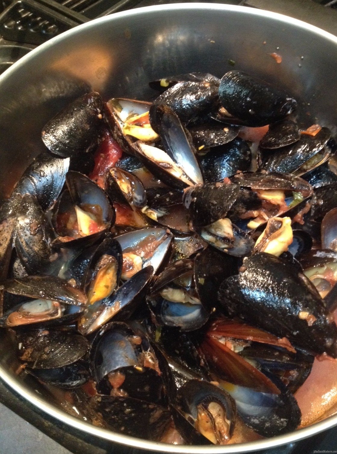 Mussels in Spicy Tomato Broth – 3 Italian Sisters